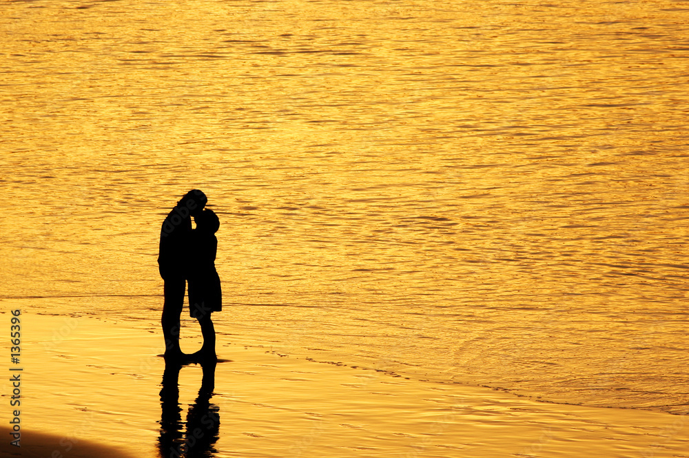 beso romantico foto de Stock | Adobe Stock