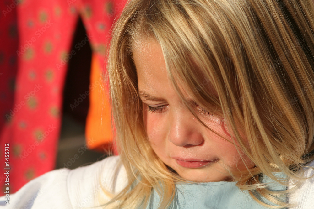 enfant pleure Photos | Adobe Stock