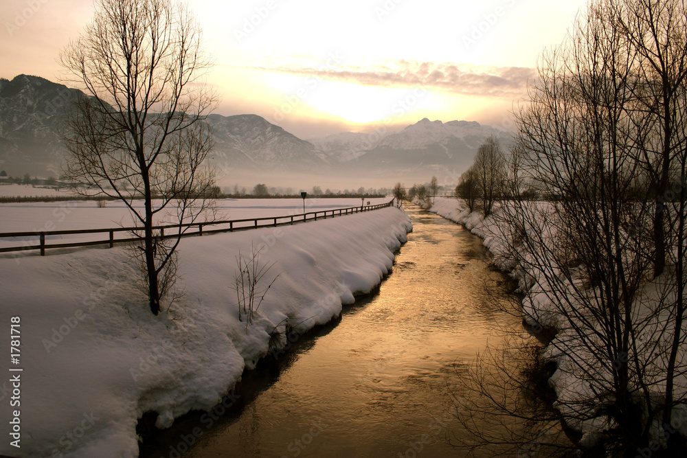fiume innevato al tramonto Stock Photo | Adobe Stock