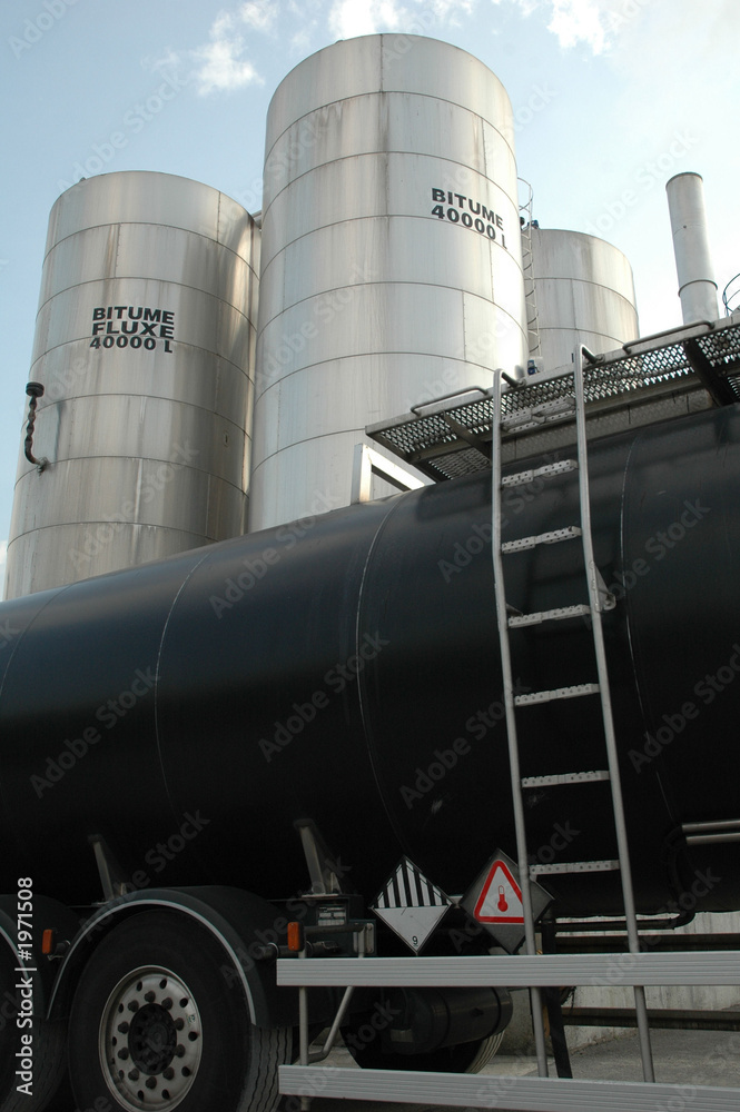 citerne et cuves à bitume Stock Photo | Adobe Stock