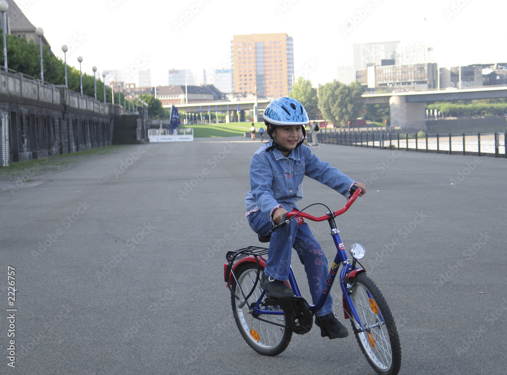 kind beim fahrad fahren Stock Photo | Adobe Stock