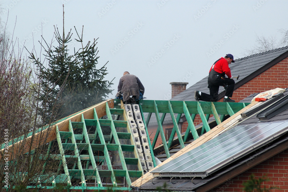 construction d'un nouveau toit Stock Photo | Adobe Stock