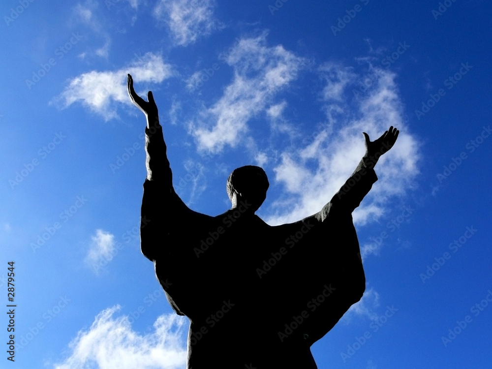 uomo che prega con le braccia rivolte al cielo Stock Photo | Adobe Stock