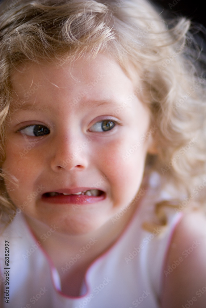 scared child foto de Stock | Adobe Stock