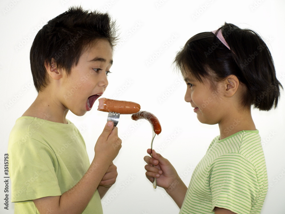 kinder beim wurst essen Stock Photo | Adobe Stock