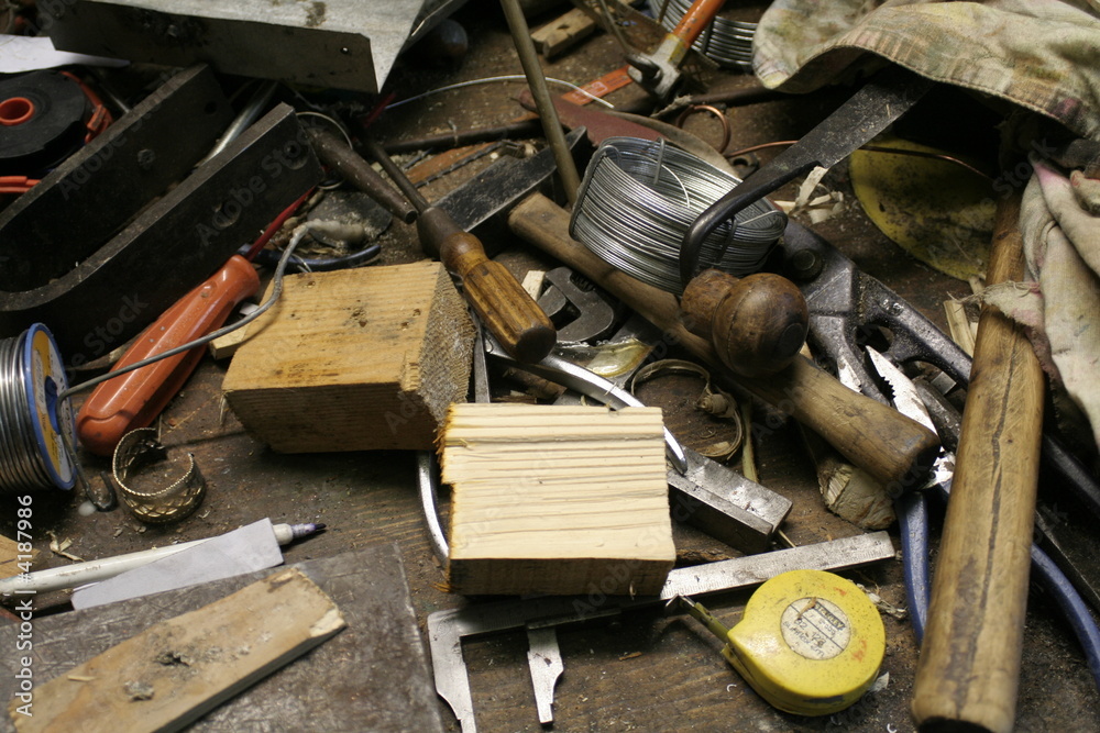 etabli de bricolage en desordre Photos | Adobe Stock