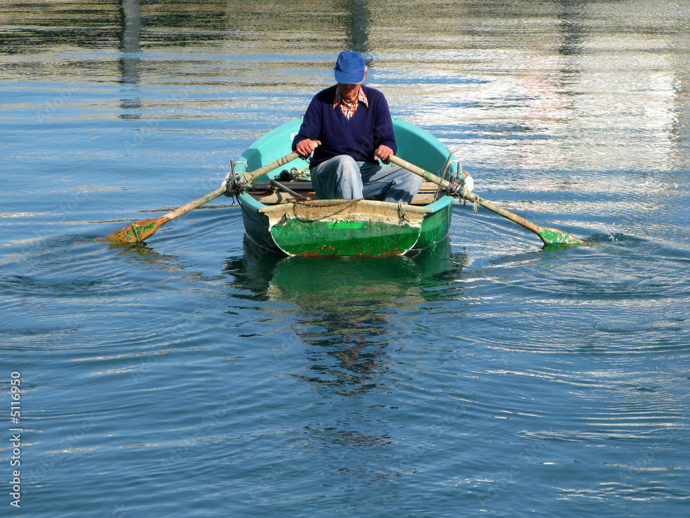 HOMBRE REMANDO foto de Stock | Adobe Stock
