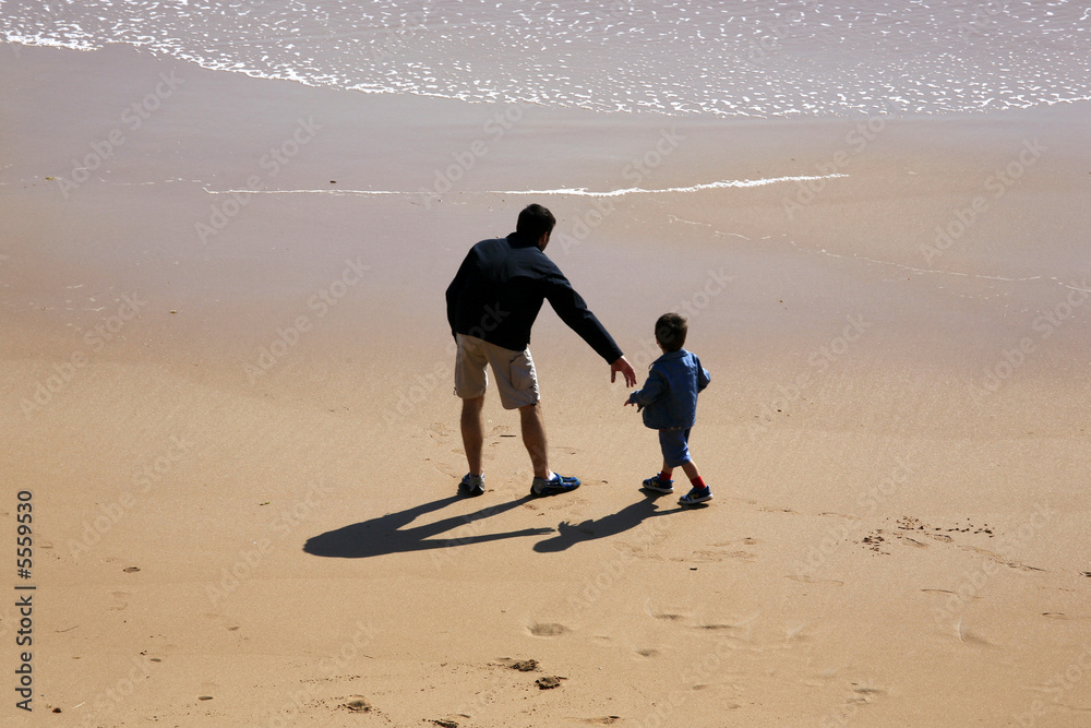 vater und sohn am strand Stock Photo | Adobe Stock