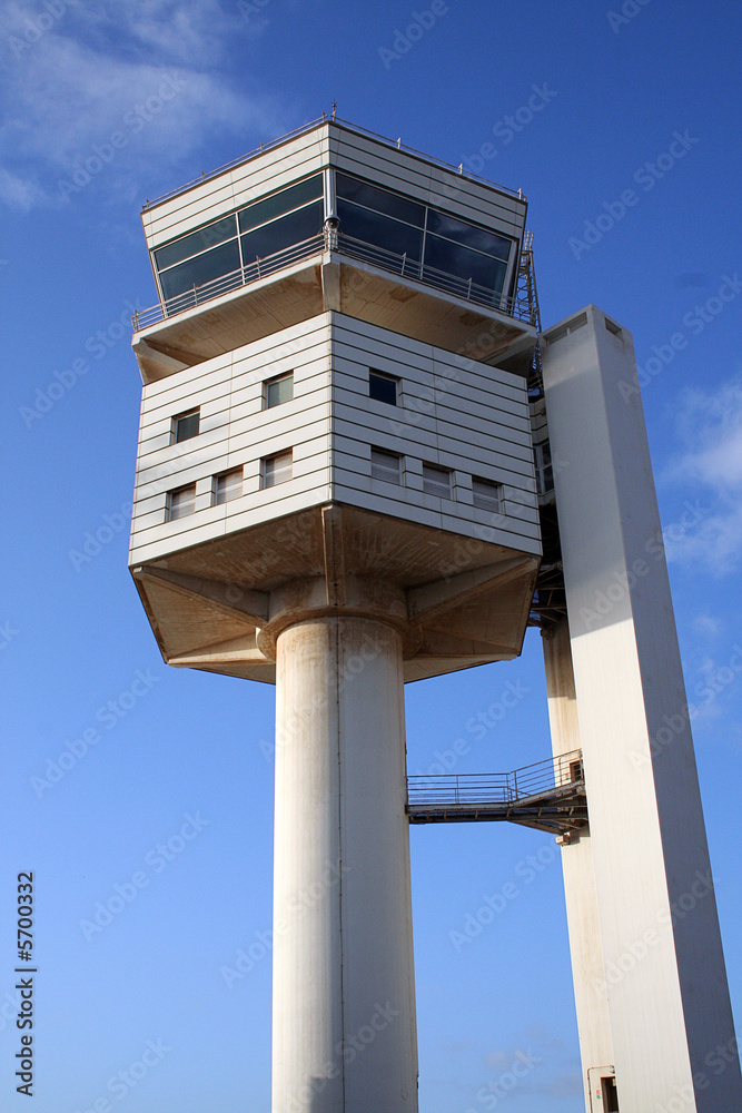 torre de control. aeropuerto Stock Photo | Adobe Stock