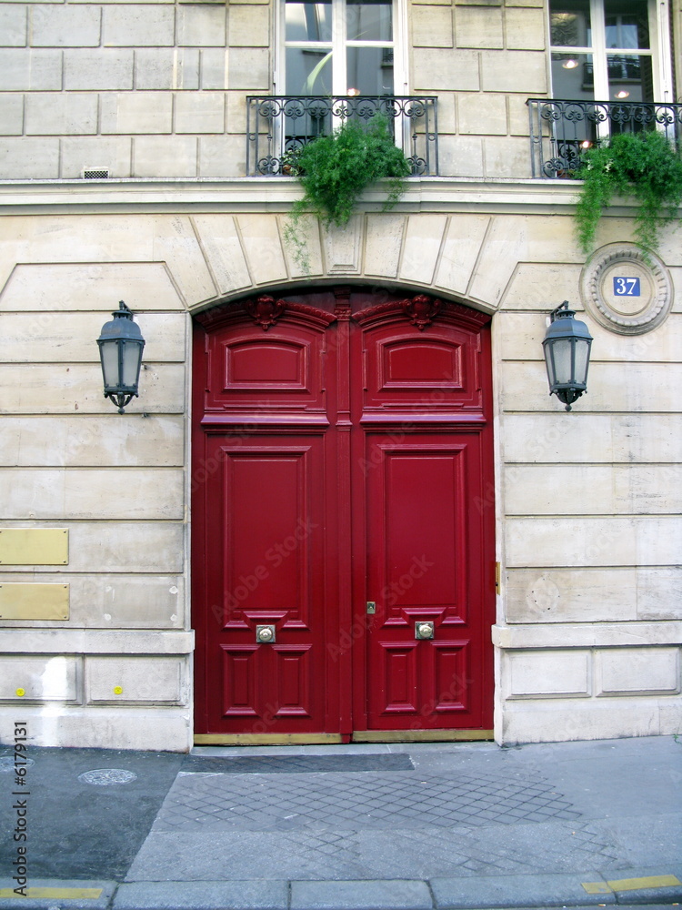 Porte rouge sur façade de pierre avec lanternes à Paris. Stock Photo ...