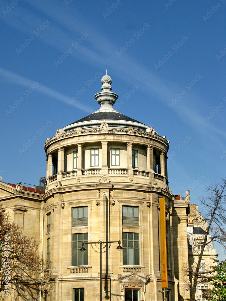 Bâtiment de pierre avec coupole et rotonde, Paris Stock Photo | Adobe Stock