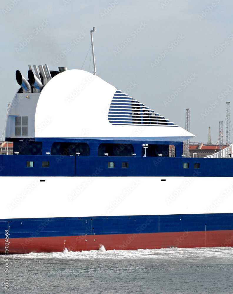 nave traghetto con ciminiera aerodinamica Stock Photo | Adobe Stock