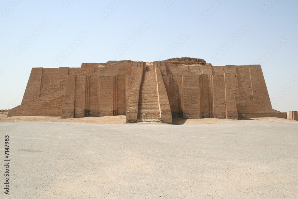 Foto Stock ziggurat vista frontale | Adobe Stock