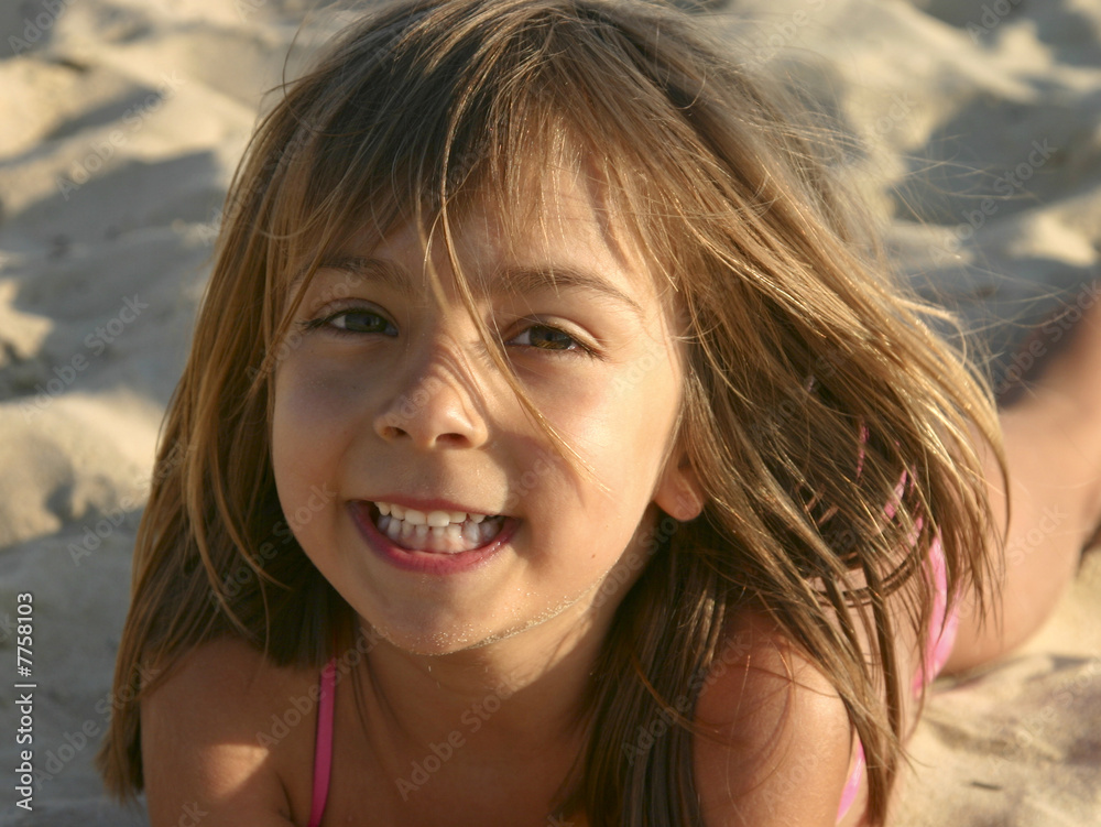 fillette jouant dans le sable 6 Stock Photo | Adobe Stock