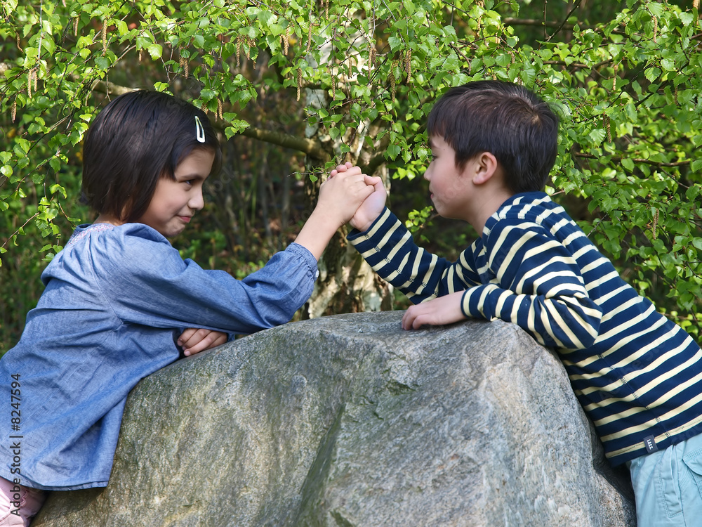 kinder ringen mit ihren händen,wettkampf,herausforderung Stock-Foto ...