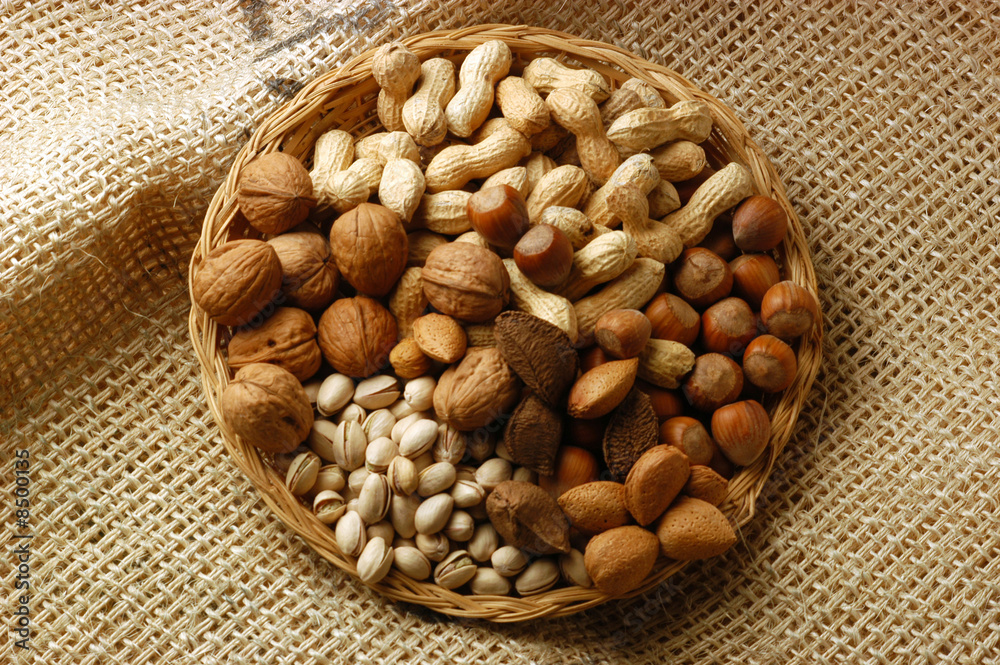 Foto Stock Cestino di frutta secca | Adobe Stock