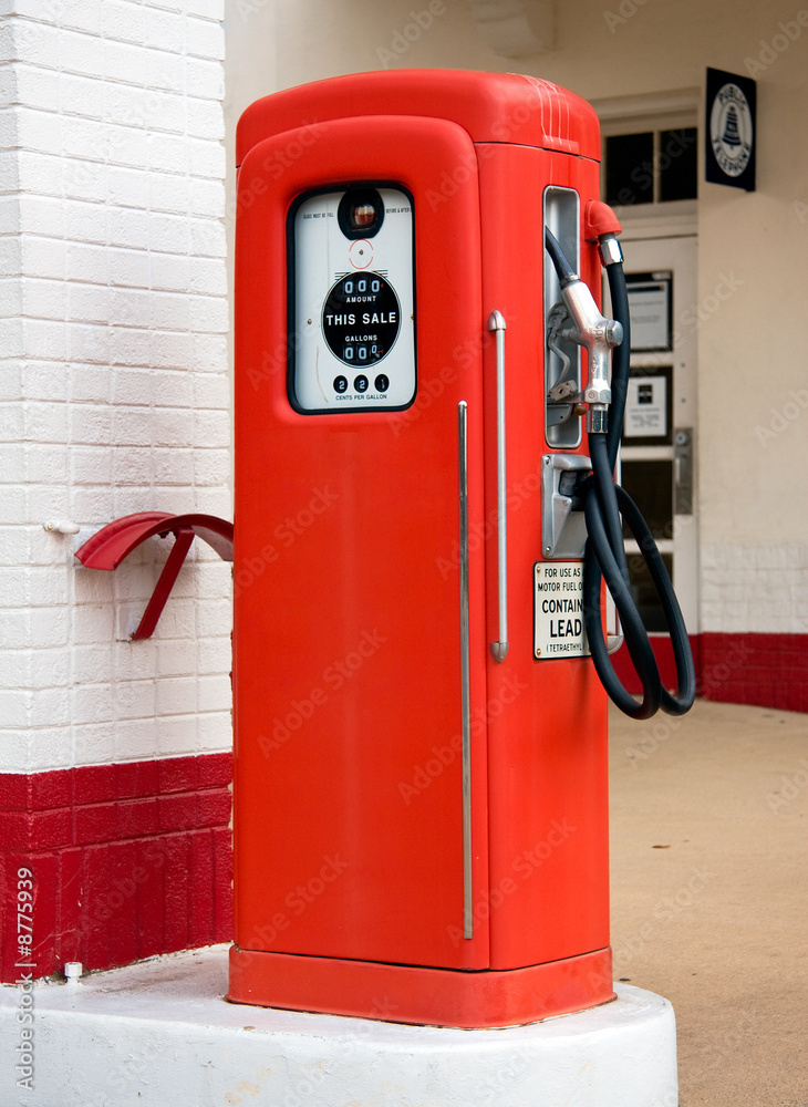 Old red gas pump foto de Stock | Adobe Stock