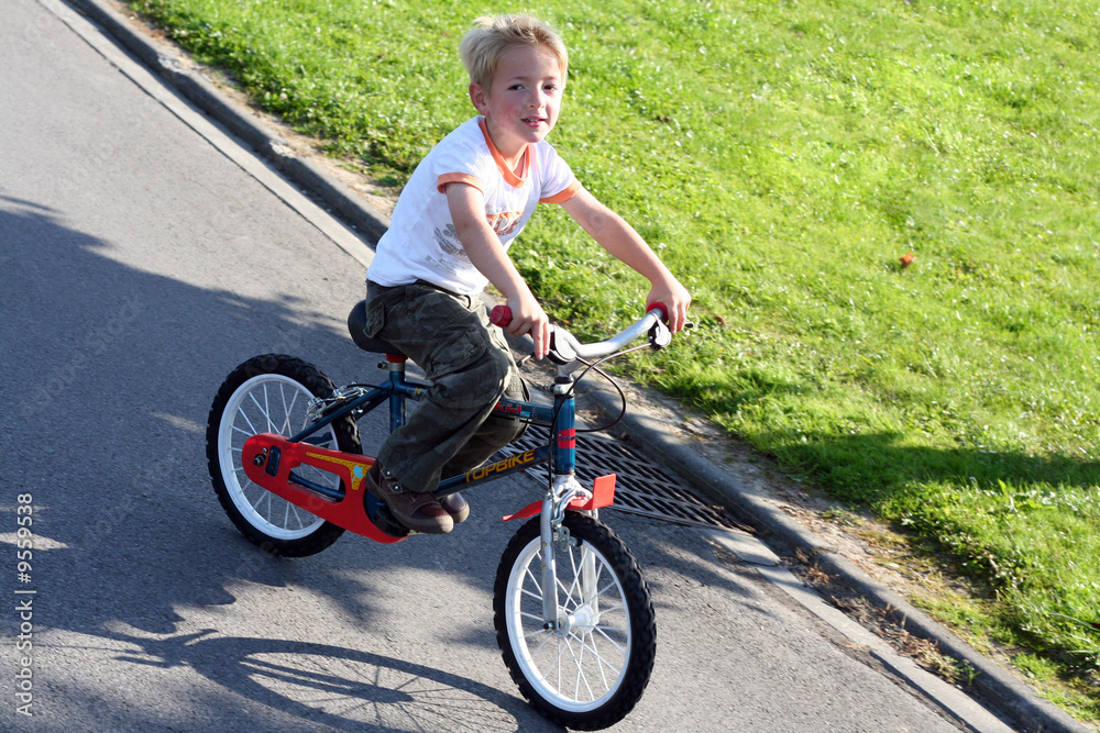 Enfant à vélo Stock Photo | Adobe Stock
