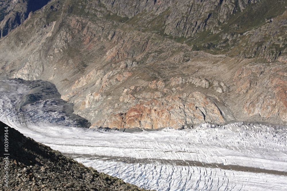 Detailaufnahme eines Gletschers in den Schweizer Alpen mit ...