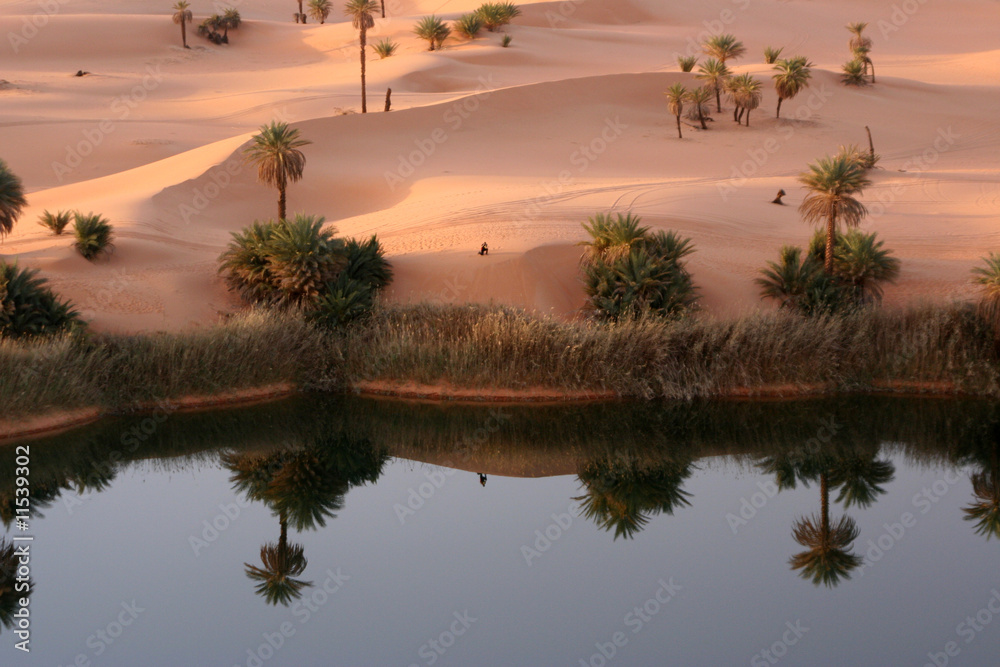Tourist spiegelt sich im Wasser des Um el Maa - Libyen Stock Photo ...