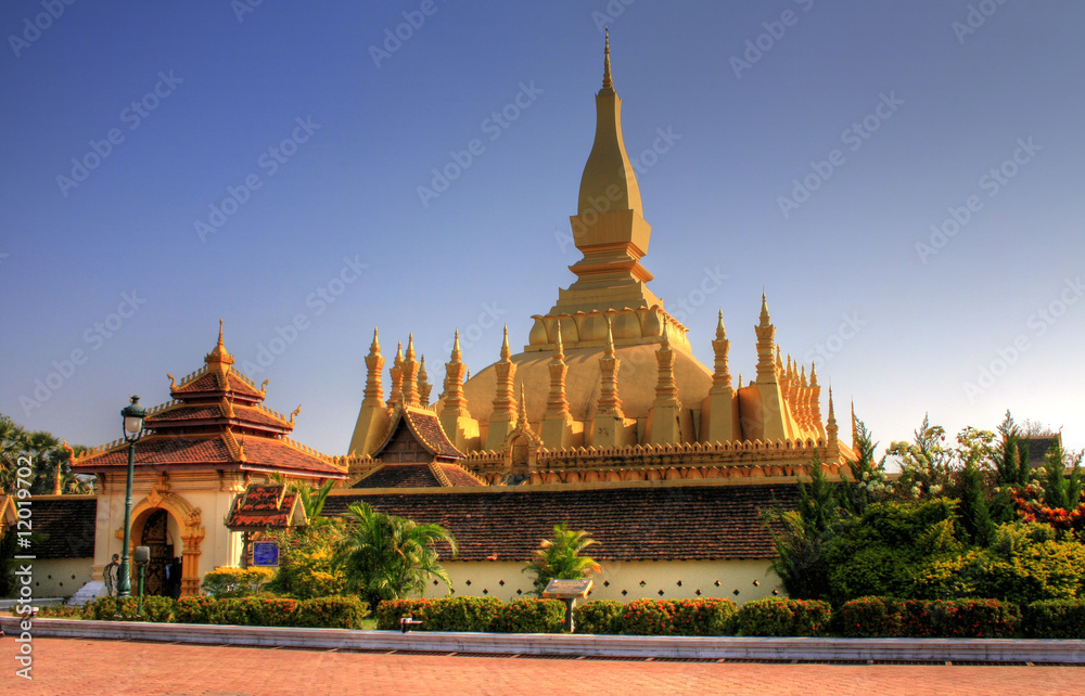 Photo & Art Print Pha That Luang (national monument) - Vientiane, Laos ...