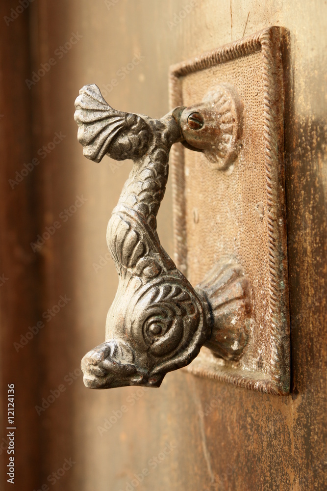 Foto Stock battiporta artistico a forma di mostro marino | Adobe Stock