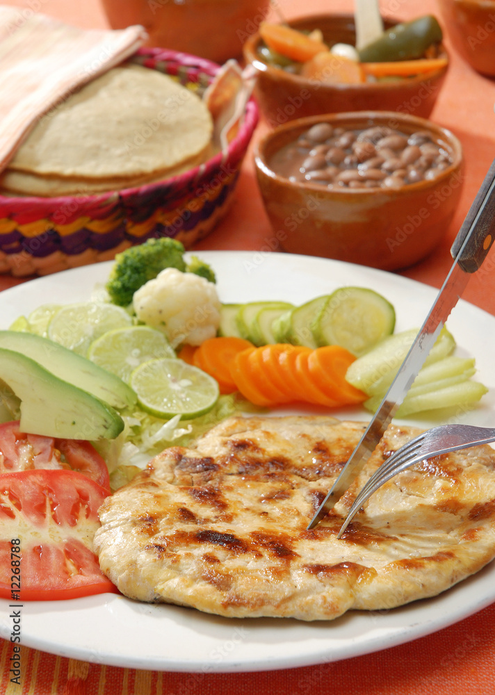 Pechuga de pollo a la plancha con ensalada y frijoles. México Stock ...
