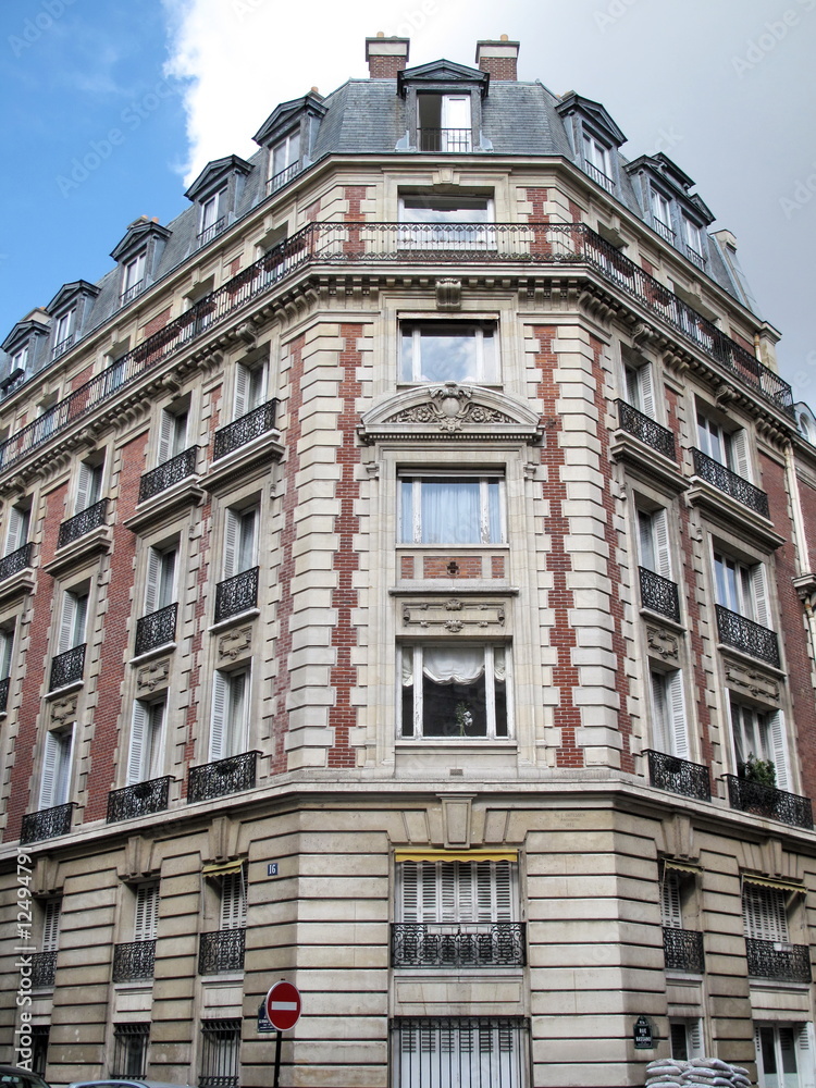 Foto de Immeuble de pierre et briques en coin de rue, Paris. do Stock ...