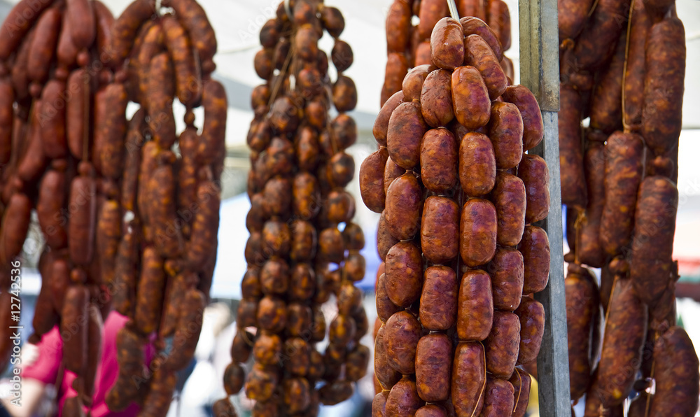 chorizos colgados foto de Stock | Adobe Stock