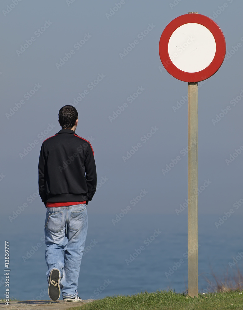 Joven paseando foto de Stock | Adobe Stock