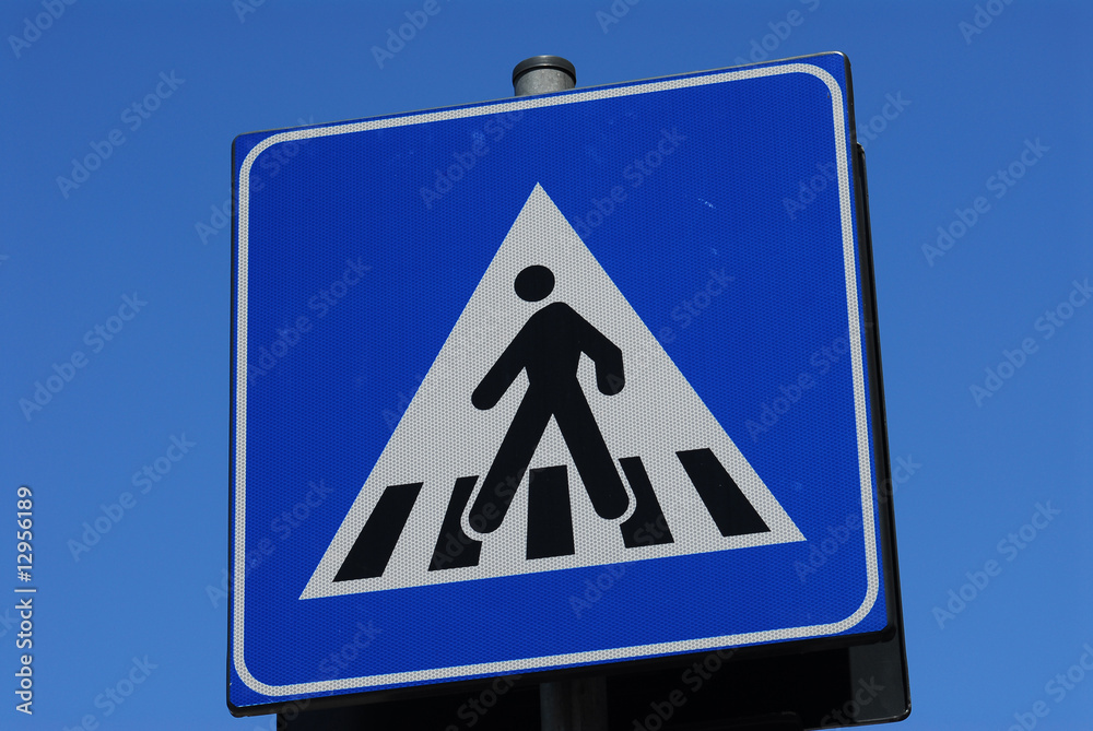 Cartello di un passaggio pedonale Stock Photo | Adobe Stock