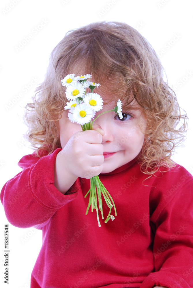 Enfant qui offre des fleurs Photos | Adobe Stock