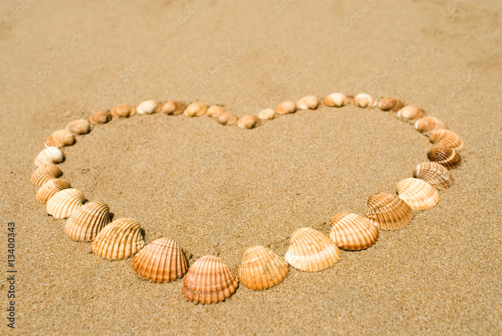 Foto de Herz aus Muscheln am Strand do Stock | Adobe Stock