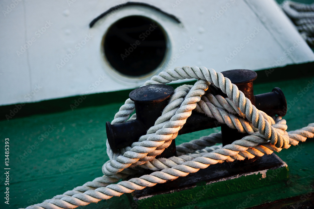 Boot mit Seilen am Poller festgemacht foto de Stock | Adobe Stock