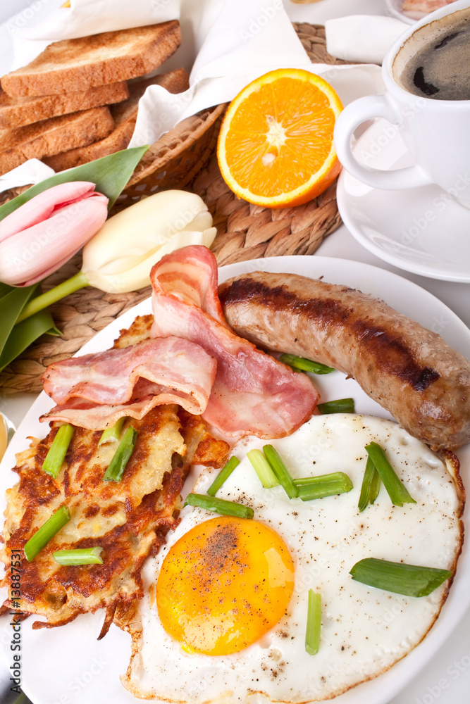 classic breakfast meal - bacon, egg, sausage and hash browns Stock ...