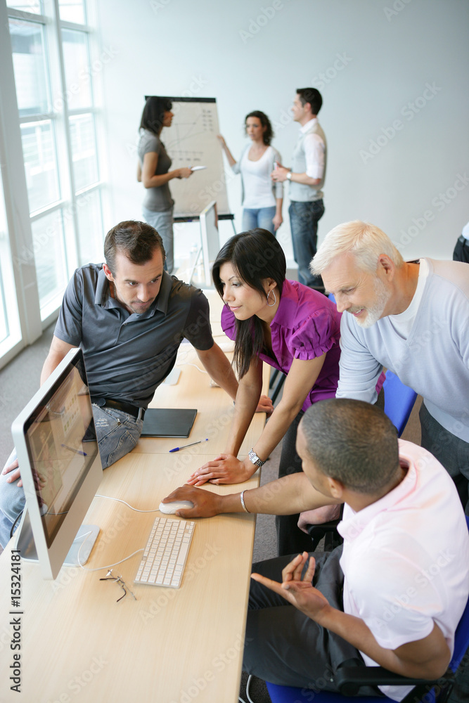 Groupe de jeunes adultes en formation professionnelle Stock Photo ...