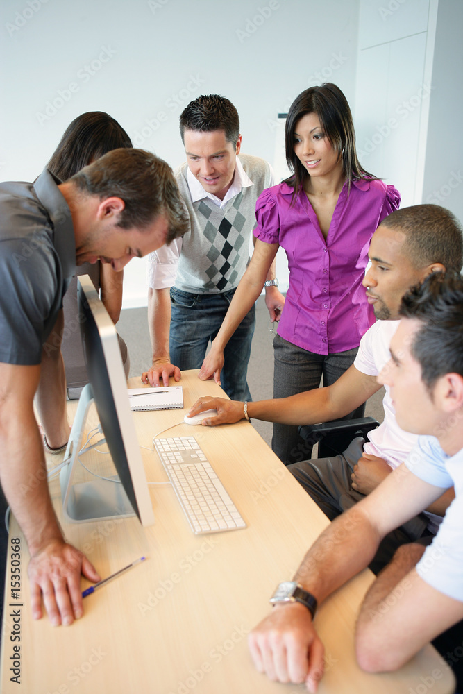 Equipe de jeunes adultes en stage professionnel Stock Photo | Adobe Stock