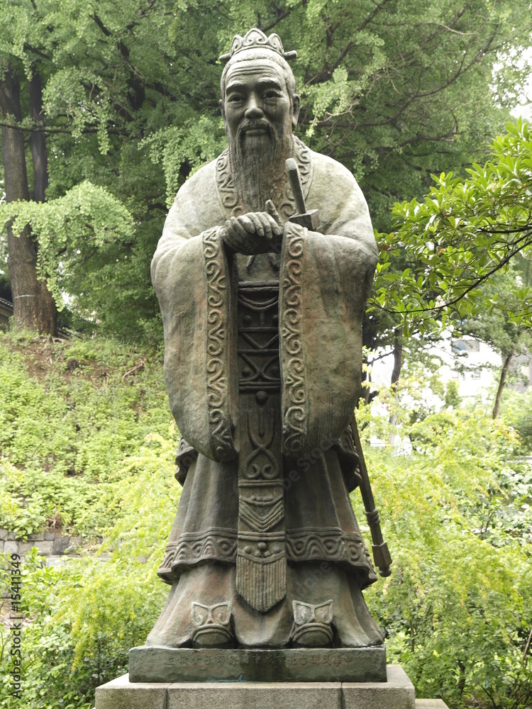 Estatua de divinidad sintoista en santuario en Tokio Stock Photo ...