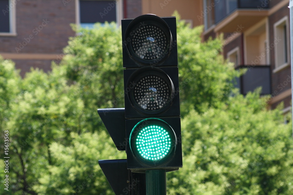 Semaforo en verde. Stock Photo | Adobe Stock