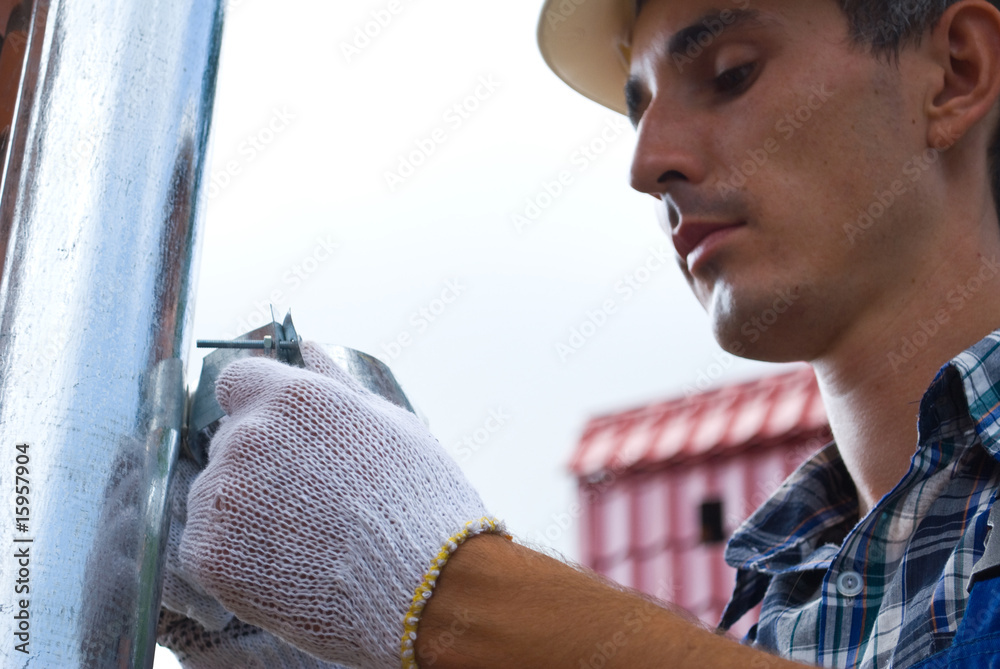 Man installing rain gutter system Stock-Foto | Adobe Stock