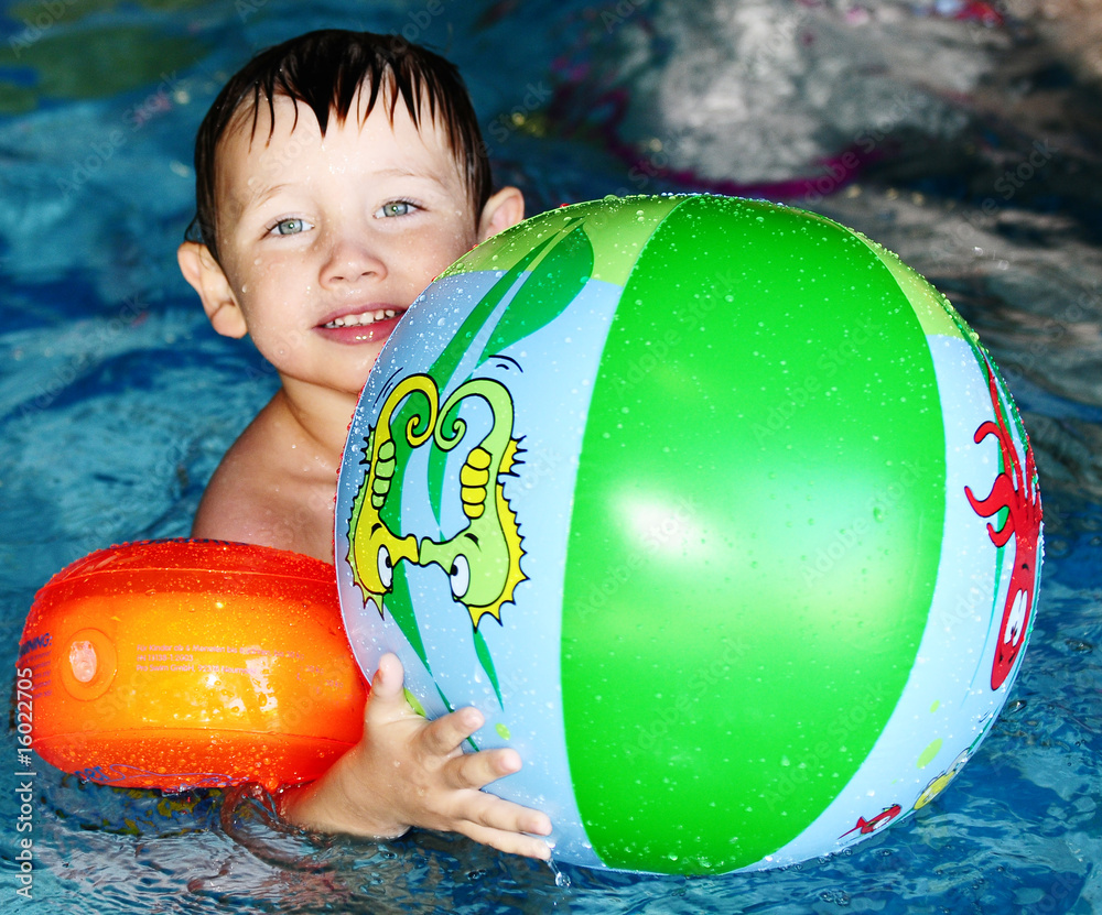 kind im wasser Stock-Foto | Adobe Stock