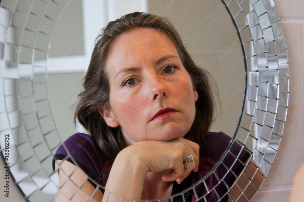 réfléchir face à son reflet Stock Photo | Adobe Stock