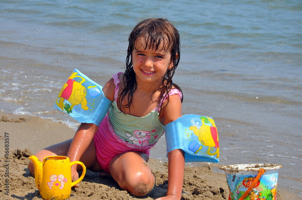 Mädchen am Strand Stock-Foto | Adobe Stock
