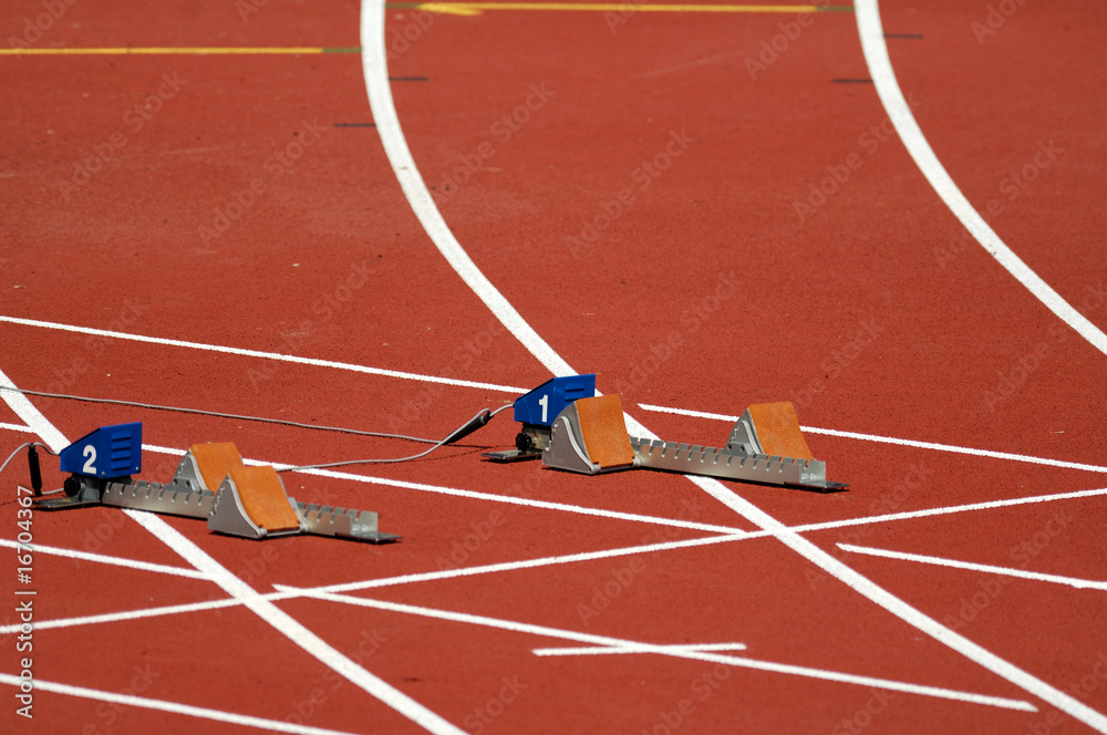 Foto Stock atletica blocchi di partenza | Adobe Stock