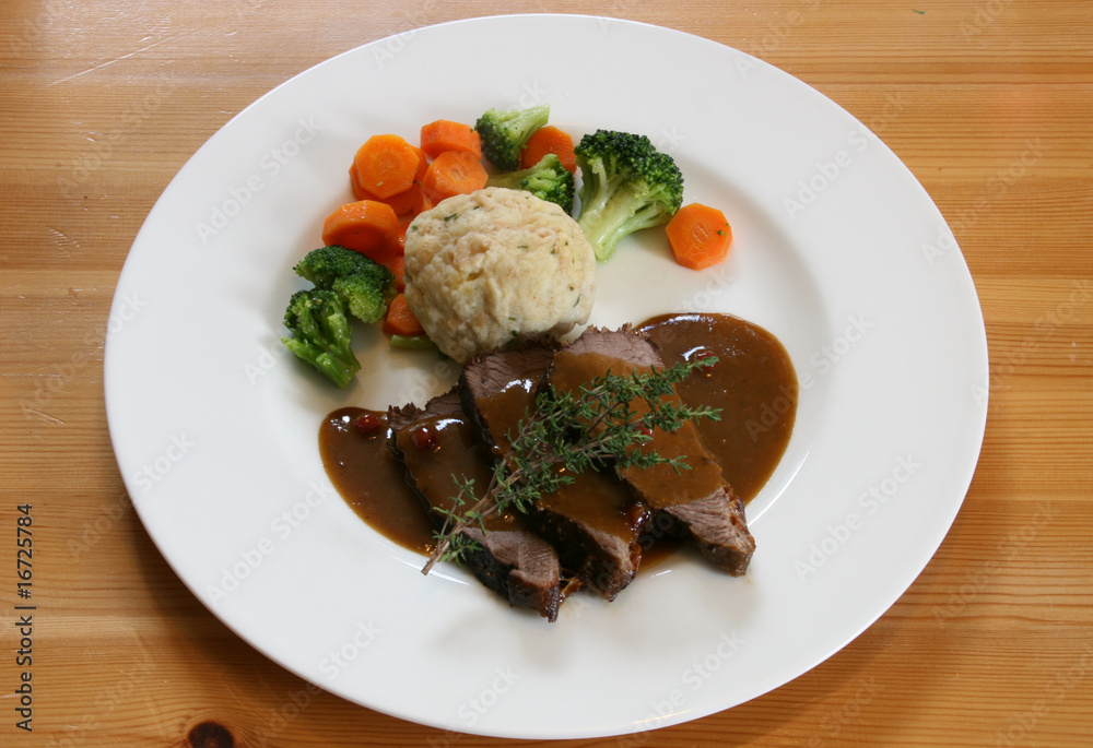 Hirschbraten mit Wildsauce und Gemüse Stock Photo | Adobe Stock