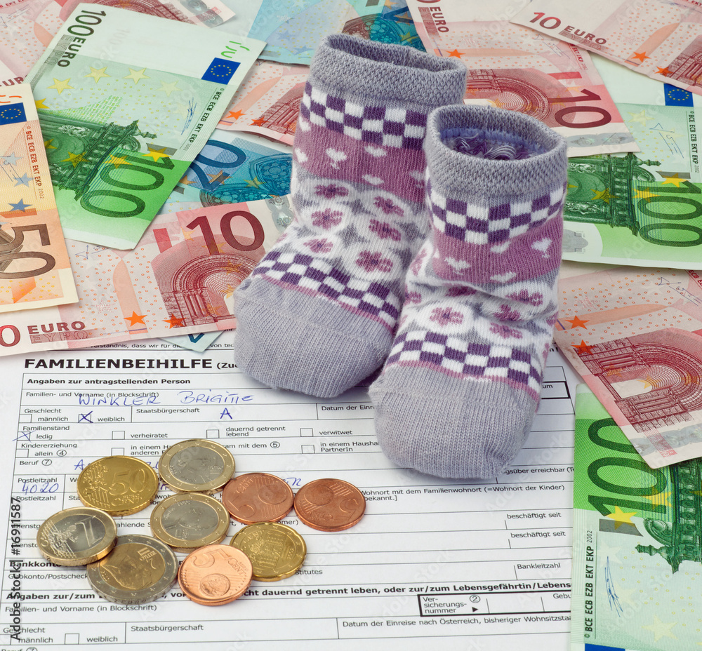 Antrag auf Familienbeihilfe in Österreich Stock Photo | Adobe Stock