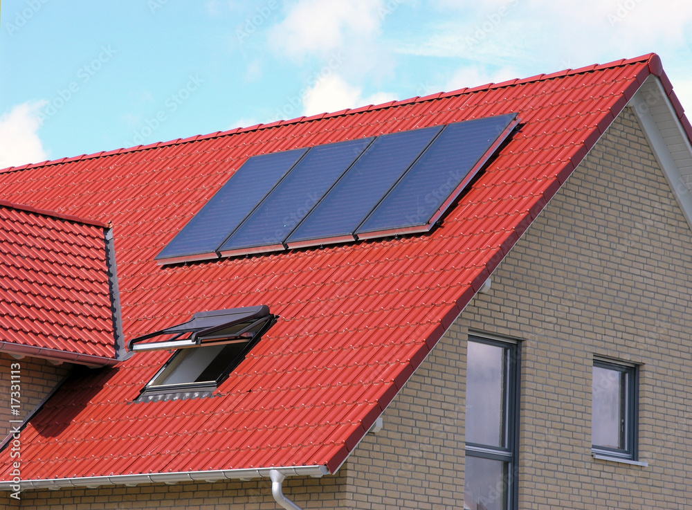 Sonnenkollektoren auf einem Hausdach Stock-Foto | Adobe Stock