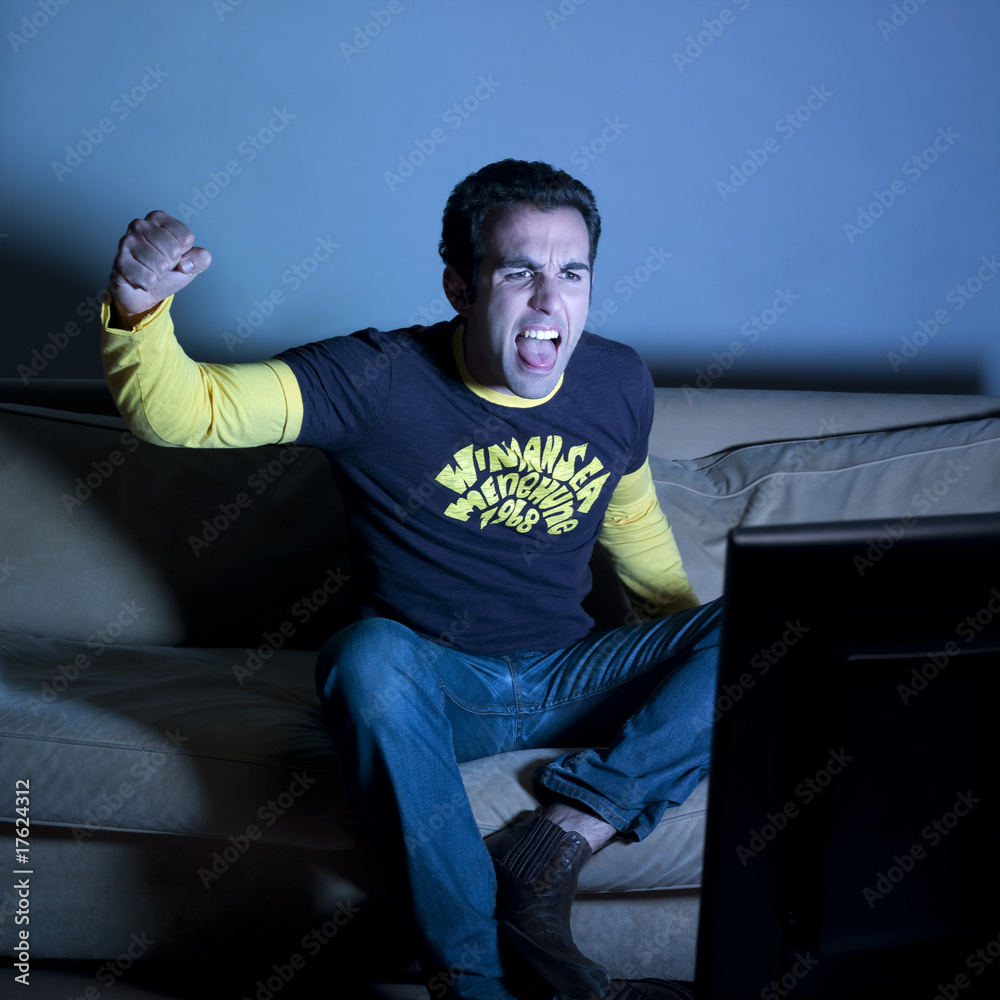 jeune homme énervement télévision soirée Photos | Adobe Stock