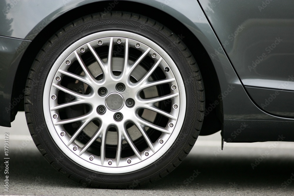 roue d'automobile Stock Photo | Adobe Stock