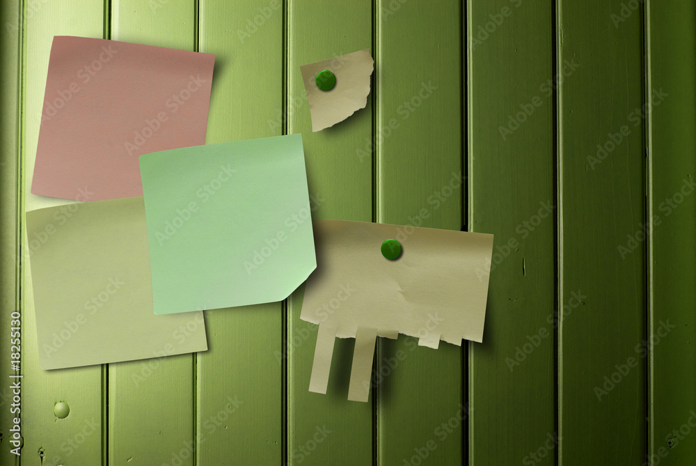 plusieurs notes en papier sur un mur en bois peint en vert Stock ...